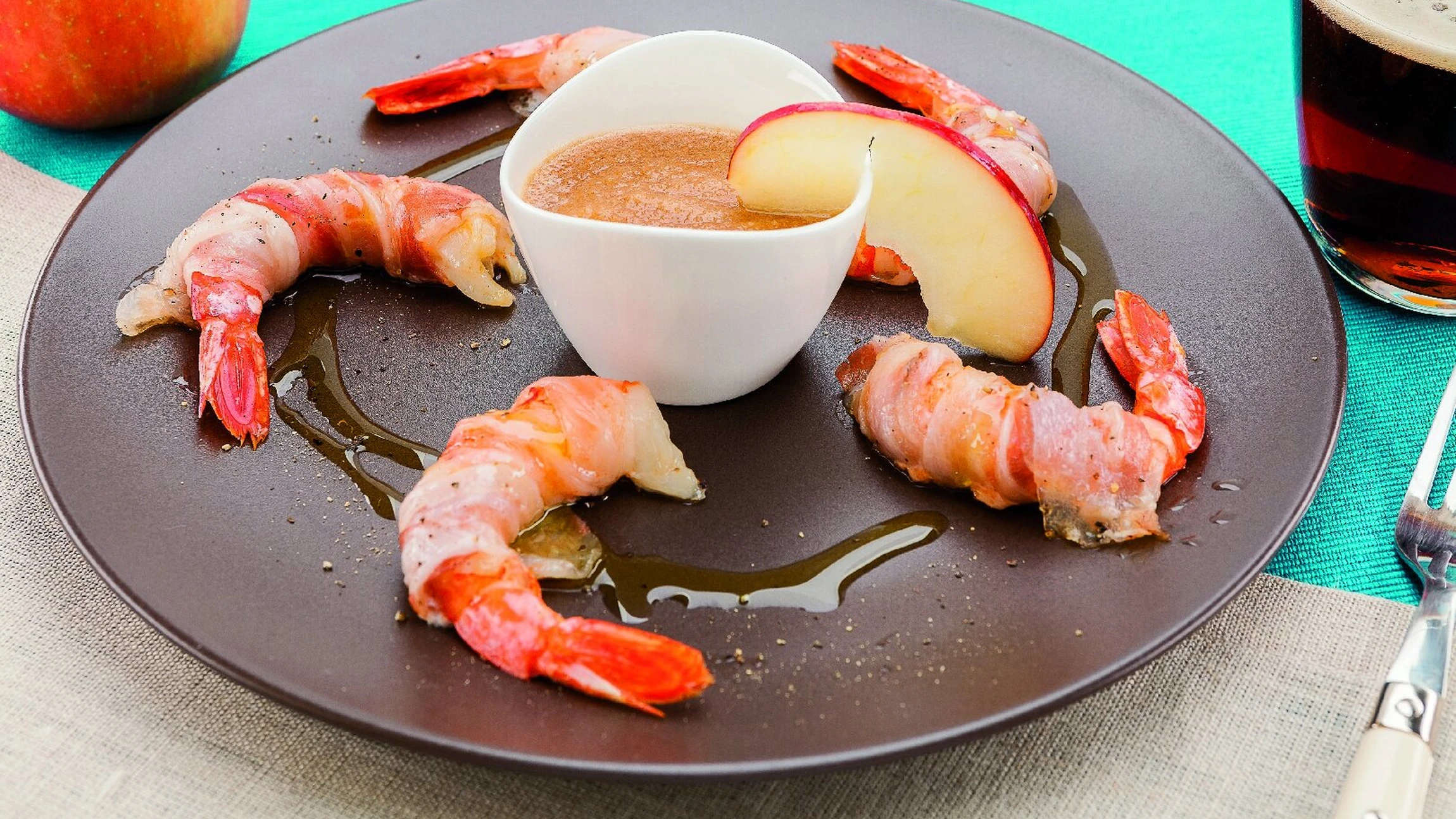Gamberi al lardo al barbecue con salsa di miele, mele e birra Ricetta ...