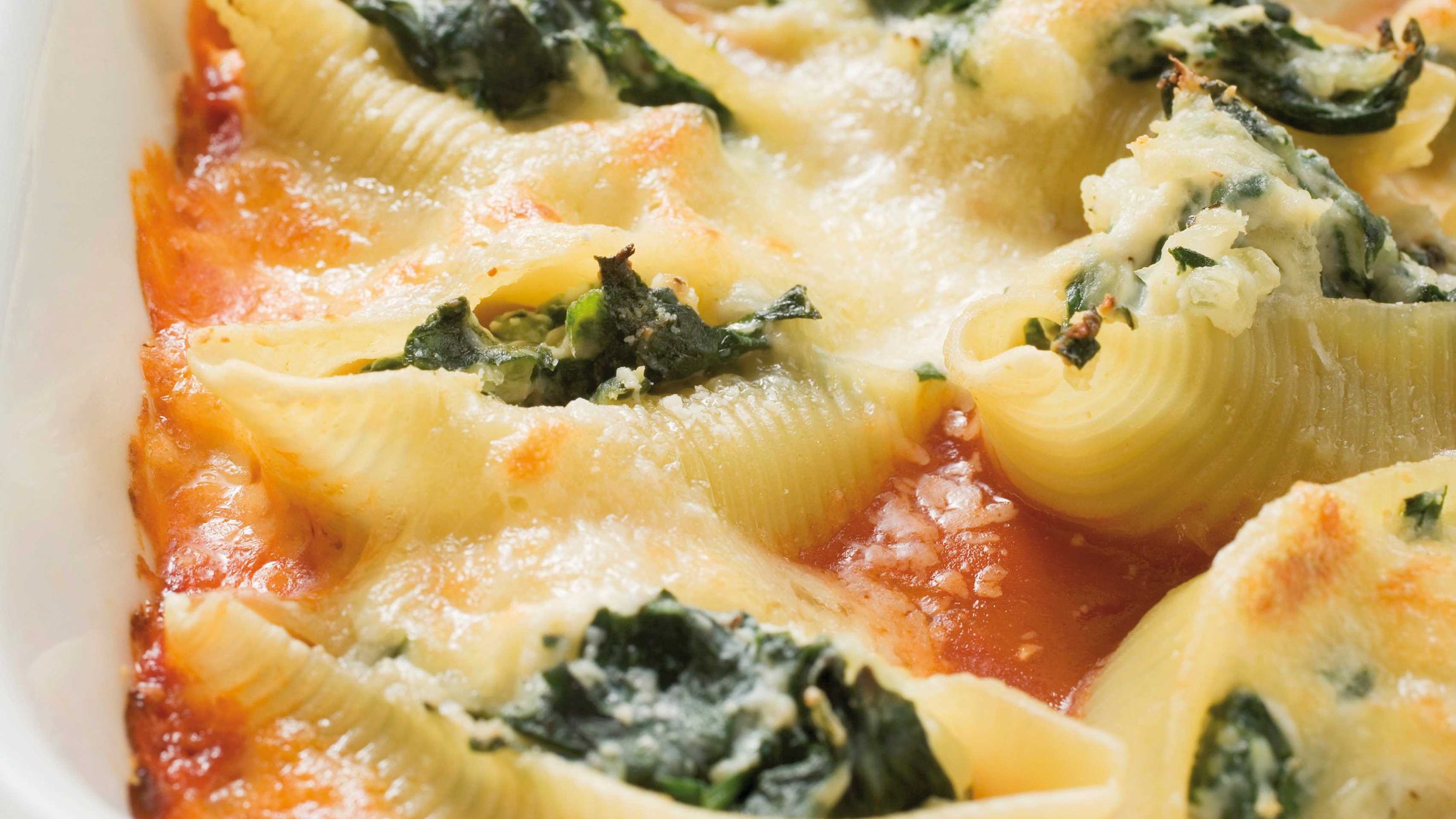 Ricetta Conchiglie agli spinaci in salsa di pomodoro | Agrodolce