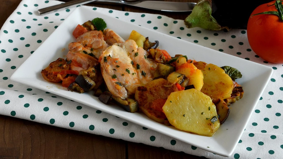 Pollo con patate e melanzane in padella: secondo piatto saporito ...