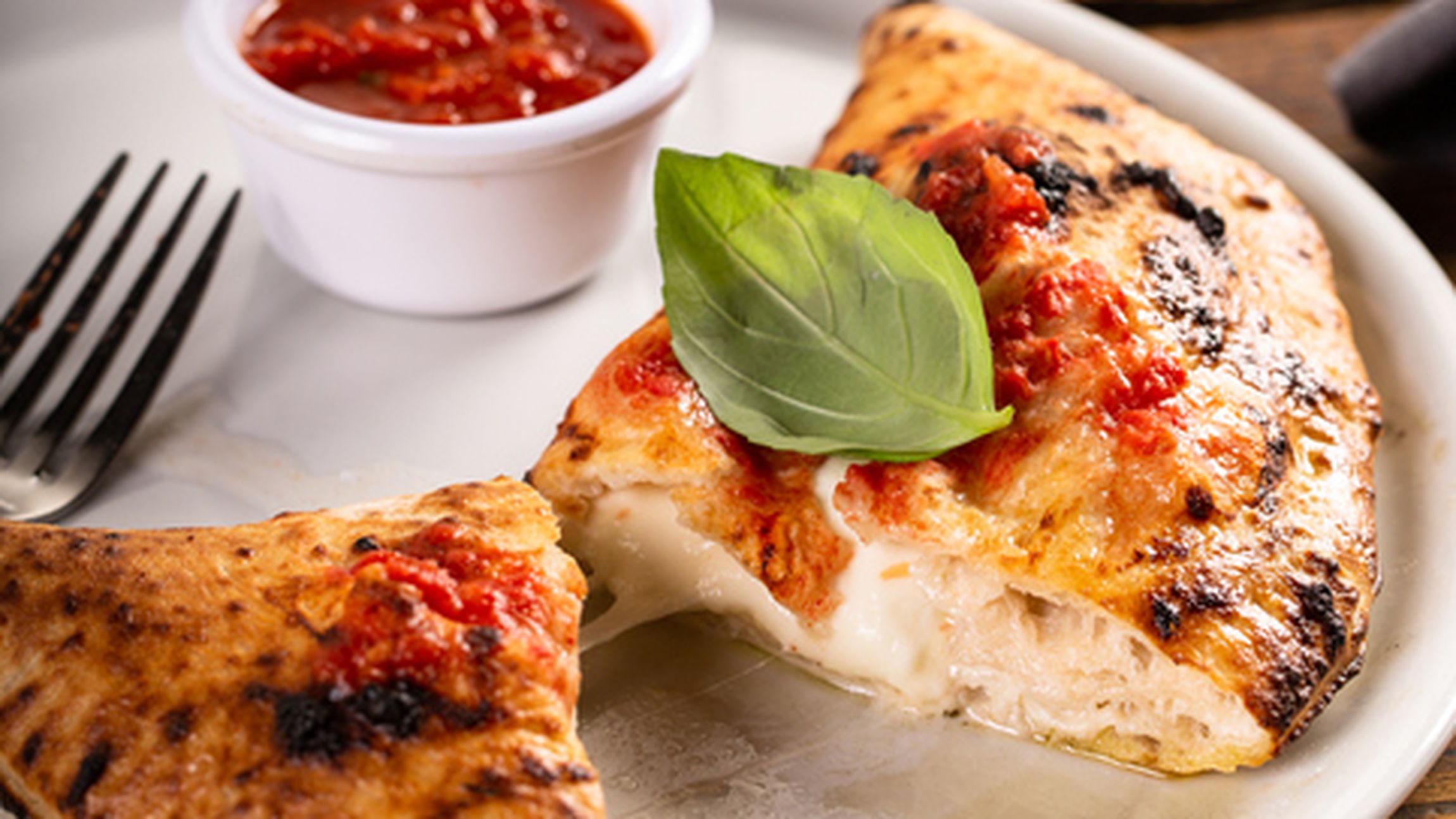 Ricetta Calzone al forno: pomodoro e mozzarella - Agrodolce