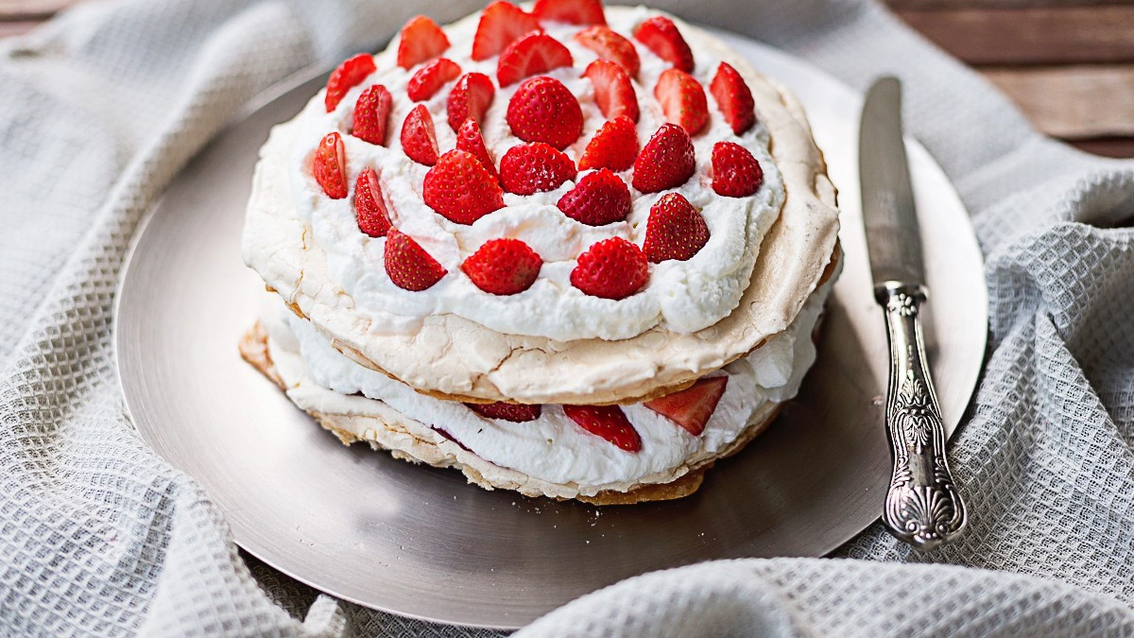Ricetta Meringata alle fragole | Agrodolce