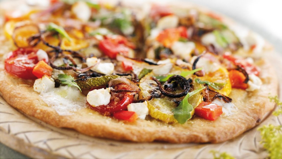 Ricetta Pizza con peperoni, pomodoro fresco e tofu | Agrodolce
