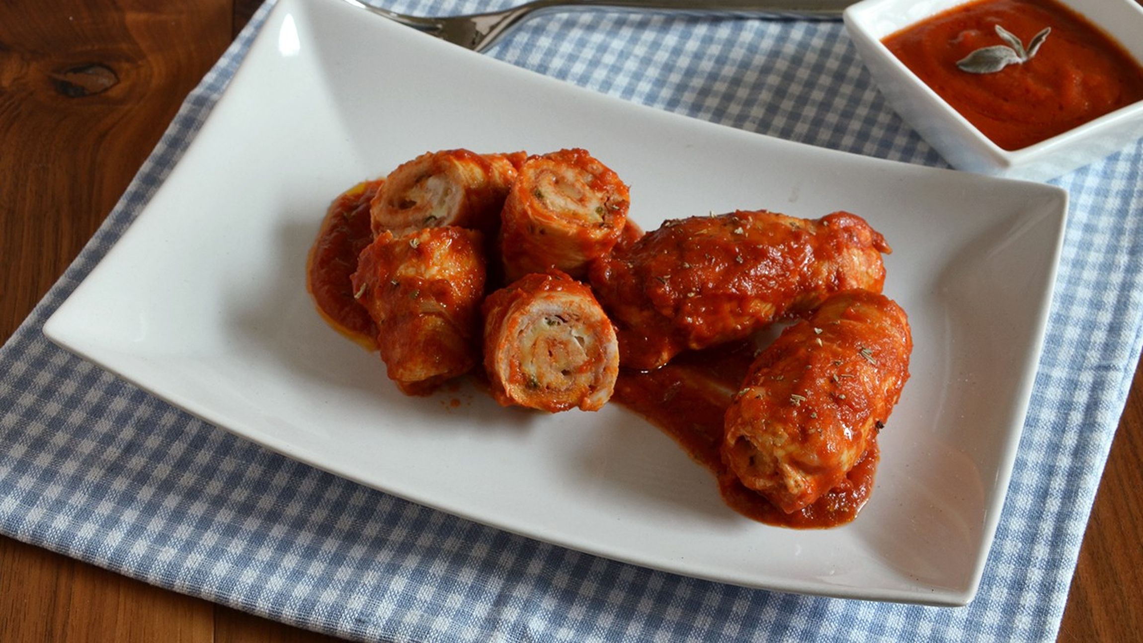 Involtini di tacchino al sugo: appetitoso secondo piatto Ricetta- Agrodolce