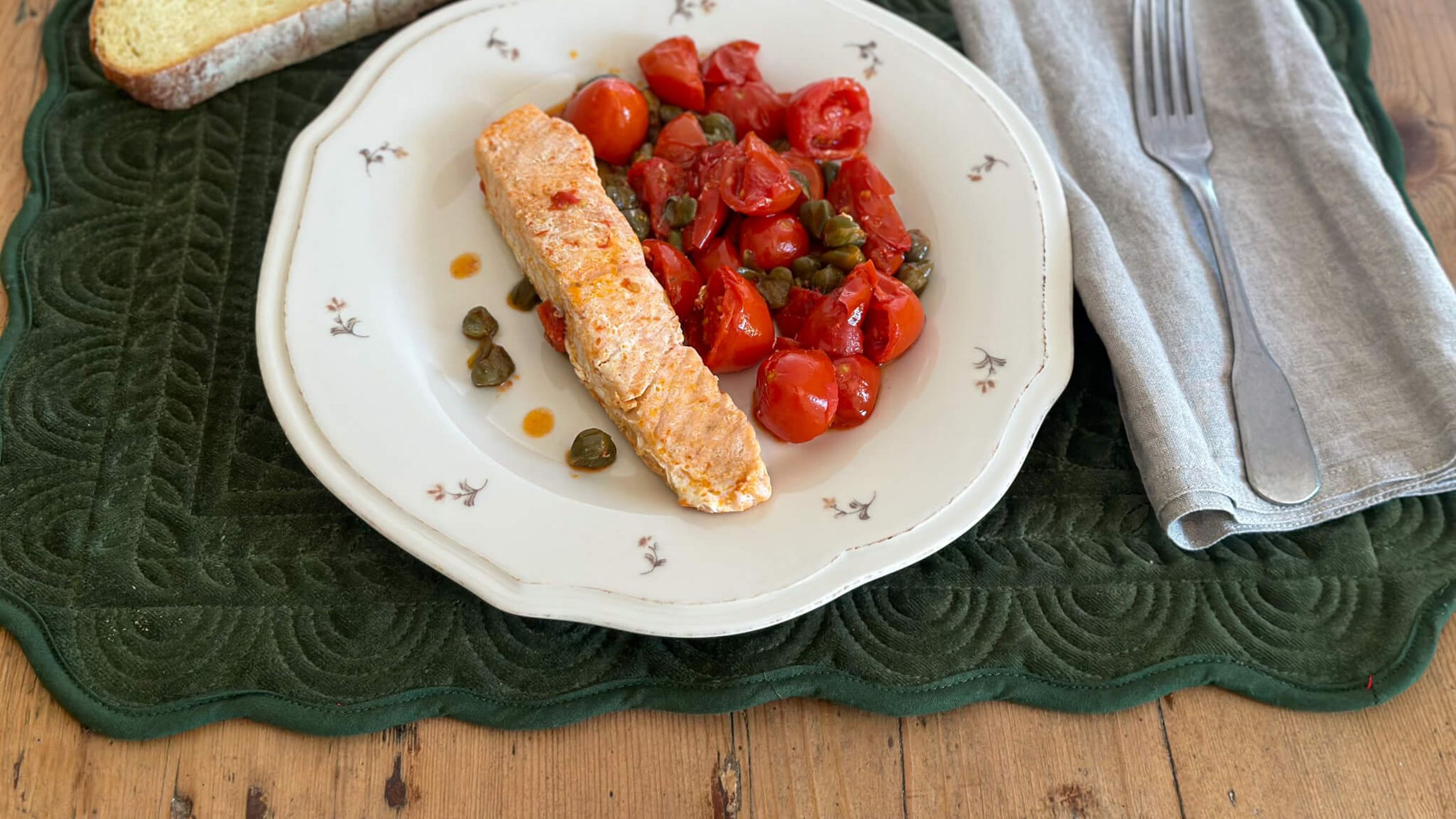 Salmone in padella con pomodorini e capperi Ricetta- Agrodolce
