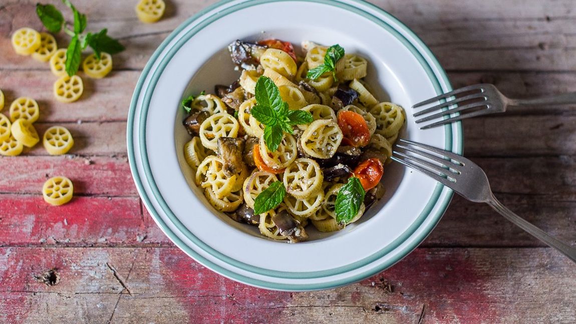 Ricetta Pasta fredda con melanzane e menta | Agrodolce